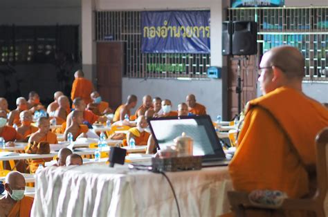 พระสุธีรัตนบัณฑิต ผู้อำนวยการสถาบันวิจัยพุทธศาสตร์ พร้อมด้วยพระมหาชุติภัค อภินนฺโท ผู้อำนวยการ