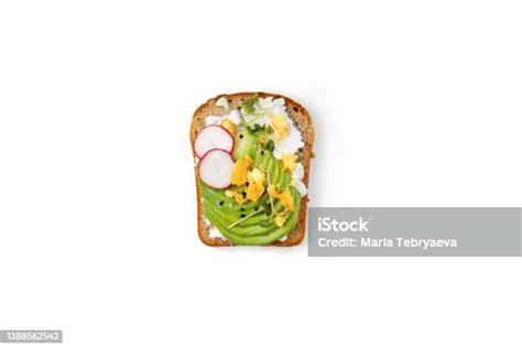 통곡물 다크 빵 슬라이스 아보카도 계란 무와 함께 건강한 토스트 화이트 백그라운드에서 고립된 맛있는 샌드위치 나 간식 맨 위 보기입니다 크림 치즈에 대한 스톡 사진 및 기타