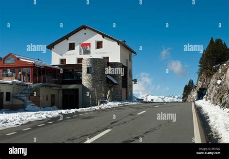 Die Passhöhe At Ofenpass Switzerland A Mountain Pass Offering Scenic