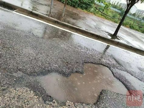 南充顺庆区这条路“坑”了大半年 迟迟无人管？新浪四川新浪网