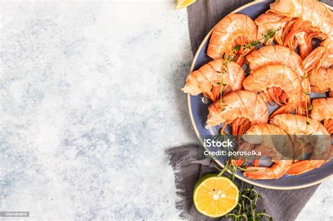 푸른 콘크리트 배경에 라임 후추 허브를 곁들인 신선한 새우 또는 새우 해산물 맨 위 보기입니다 공간을 복사합니다 갑각류에 대한 스톡 사진 및 기타 이미지 Istock