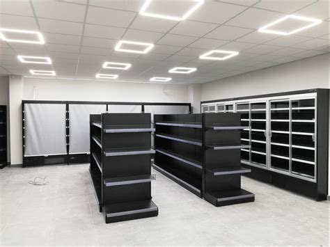 Магазин біля дому на Коновальця