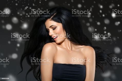 뷰티 여자 겨울 눈 얼굴 초상화입니다 색상 배경에 미소 여성 완벽 한 신선한 깨끗 한 피부와 아름 다운 스파 모델 소녀 아름 다운 헤어스타일 청소년 그리고 피부 관리