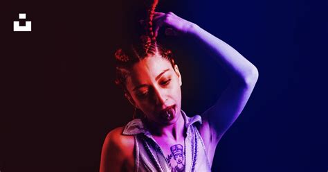 Foto Una Mujer Con Un Leotardo Posa Con Las Manos En La Cabeza Imagen