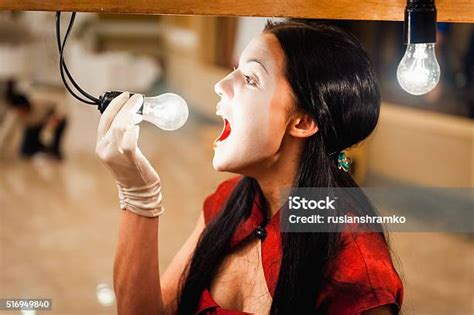 여자 Mime 게임하기 전기 전등 가득 찬에 대한 스톡 사진 및 기타 이미지 가득 찬 과시함 길이 Istock