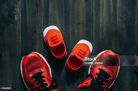 두 개의 빨간색 스포츠 신발을 실행 또는 어머니 또는 아버지와 나무 배경 어린이의 운동 화 아버지의 날 어머니의 날 또는 스포츠 개념으로 가족의 날에 대 한 사용 건강한