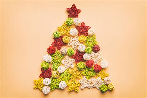 컬러 배경에 컬러 수제 공 장식으로 만든 크리스마스 트리 위에서 보기 복사 공간이 있는 새해 최소한의 개념 12월에 대한 스톡 사진 및 기타 이미지 Istock