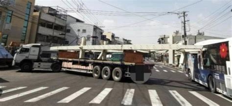 拖板車左轉超粗鋼構突出，貫穿高雄公車 爆料公社