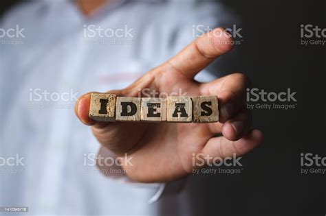 아이디어 텍스트 창의적이고 성공적인 개념으로 나무 상자를 잡는 손 배경을 흐리게합니다 개발에 대한 스톡 사진 및 기타 이미지