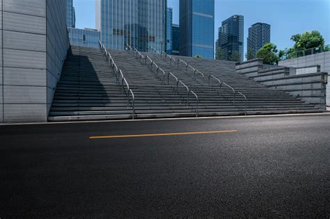 아스팔트 도로와 도시 지역의 현대적인 사무실 건물로 이어지는 넓은 계단 0명에 대한 스톡 사진 및 기타 이미지 0명 건축 고층 건물 Istock