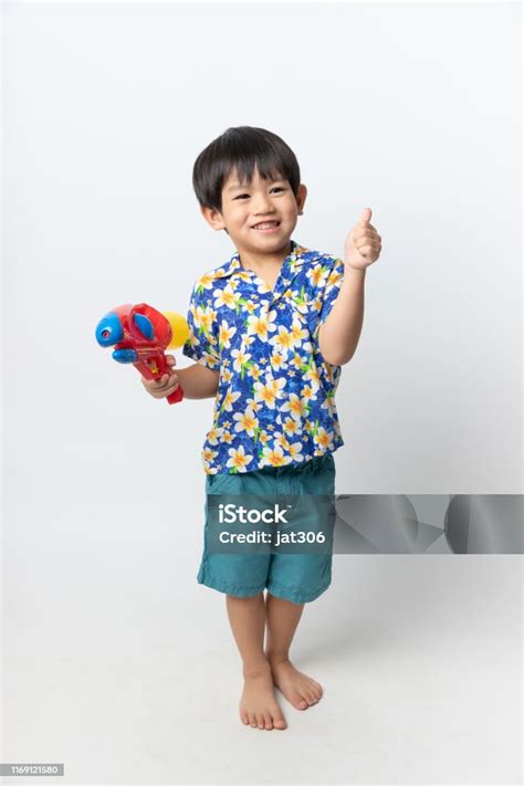 태국 송크란 축제에 오신 것을 환영합니다 흰색 배경에 물 총으로 미소 꽃 셔츠를 입고 아시아 소년의 초상화 놀기에 대한 스톡 사진 및 기타 이미지 Istock