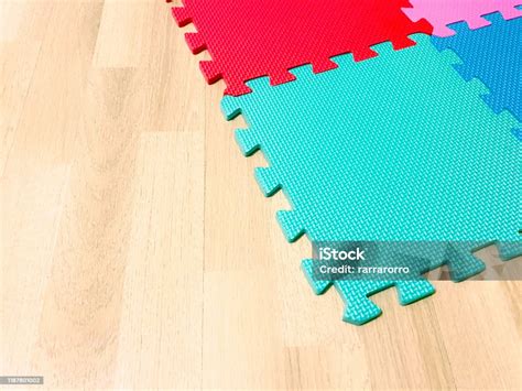 나무 바닥에 서로 교차 하는 색깔된 블록으로 구성 된 부드러운 고무 매트 바닥재에 대한 스톡 사진 및 기타 이미지 바닥재 놀이 방 폼 Istock
