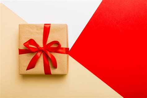 휴일 갈색 종이 선물 묶인 빨간 리본 활 복사 공간이있는 상단보기 플랫 레이 휴가 배경 생일 또는 크리스마스 선물 복사 공간이있는 크리스마스 선물 상자 개념 0명에 대한