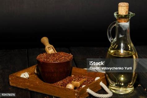 찰 흙 그릇에 아마 씨과 아마 씨 기름에는 유리 나무 테이블에 항아리 아마 씨 오일은 오메가3 산 풍부 하다 0명에 대한 스톡 사진 및 기타 이미지 Istock