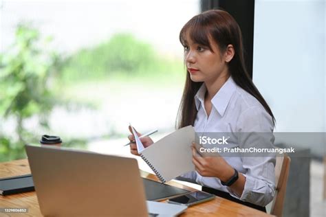 노트북을 들고 노트북 컴퓨터로 일하는 여성 사무실 노동자 20 24세에 대한 스톡 사진 및 기타 이미지 20 24세 경제 계획 Istock