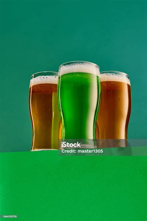 녹색 배경 위에 녹색과 라거 거품 맥주가 있는 세 잔 전통적인 홉 맛 성 패트릭의 날 축하 양조장 전통 3월에 대한 스톡 사진 및 기타 이미지 Istock
