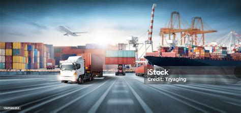 크레인 컨테이너 핸들러 화물 비행기 고속도로트럭 운송 산업 개념 깊이 흐림 효과로 항구에서 전 세계 비즈니스 물류 수입 수출 및 컨테이너 화물 선적 하역장에 대한 스톡 사진