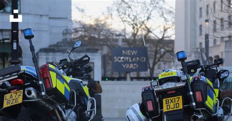 오토바이 두 대가 나란히 주차되어 있습니다 사진 Unsplash의 무료 런던 이미지