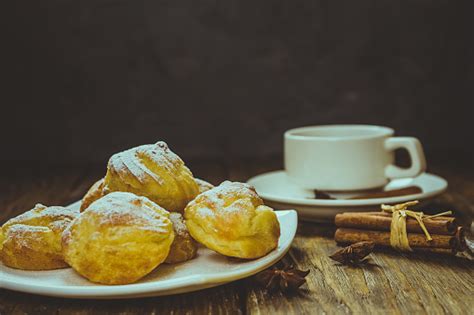 설탕을 입힌 뿌리고 하는 맛 있는 Eclairs 나무 테이블에 서 서 공간에 복사 합니다 가루로 빻은에 대한 스톡 사진 및 기타 이미지 Istock