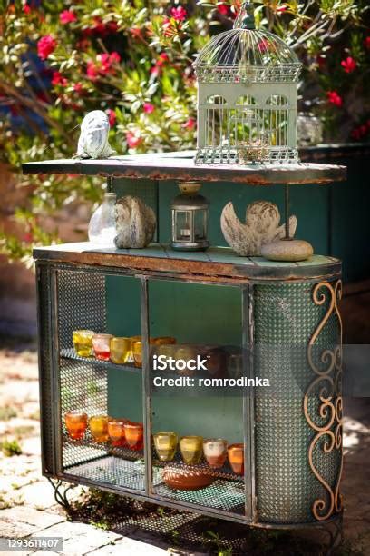 프로방스 프랑스에서 작은 전형적인 마을의 프로방스 하우스의 일부 아름다운 마을 여름 날에 프랑스 귀여운 세부 사항 야외 외관 생 레미 드 프로방스에 대한 스톡 사진 및 기타