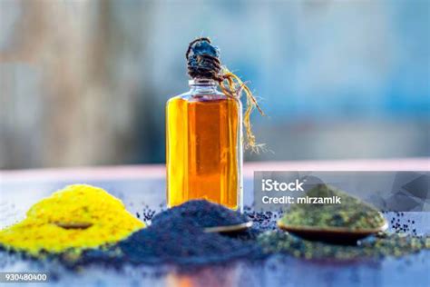 갈색 겨자 씨앗 겨자 씨앗 기름 및 갈색 나무 표면에 짓 눌린된 겨자 씨 그것의 기름 순환 및 면역을 촉진 도울 수 있다 갈색에 대한 스톡 사진 및 기타 이미지 Istock