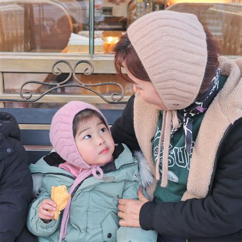 민사임당 육아 일상 뷰티 인테리어 건강 협찬 이어머프 너무 귀엽지 않나요 부드럽고 따뜻한 라쿤 울 니트 소재에요 고급스러운 사틴 메탈 로고장식까지 귀여운