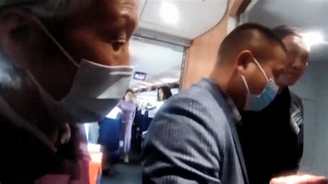 高铁上女子临盆恰好列车上有位助产师 凤凰网视频 凤凰网
