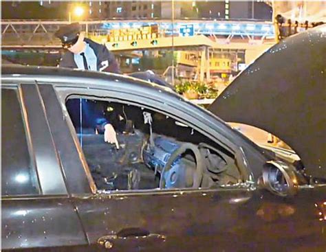 黑色跑车停放路边遭焚毁 香港警方追缉纵火狂徒 新浪新闻
