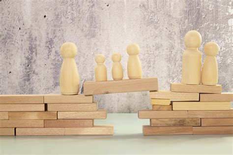 아이는 군중 속에서 길을 잃었습니다 잃어버린 아이를 둘러싸고있는 사람들의 나무 인물의 군중 팀워크에 대한 스톡 사진 및 기타 이미지 Istock