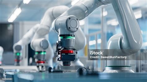 밝은 전자 공장 내부의 고급 고정밀 로봇 팔 전자 장치 생산 산업 완전 자동화된 현대식 Pcb 조립 라인 회로 기판의 품질 관리 0명에 대한 스톡 사진 및 기타 이미지