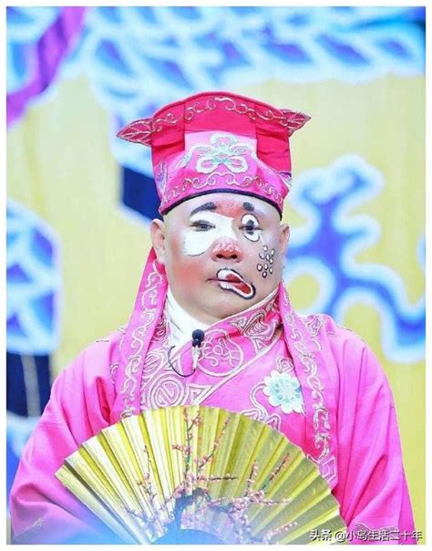 郭德綱再唱《嚴羅鍋搶親》妝容誇張 嘴歪眼斜滿滿都是滑稽 每日頭條