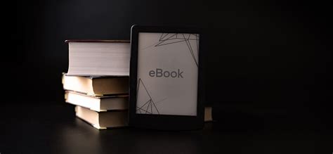 E 리더 디지털 전자 책 어두운 배경에 책이있는 도서관 리더 태블릿 온라인 교육 과정 E 학습 클래스 및 전자 책 디지털 기술