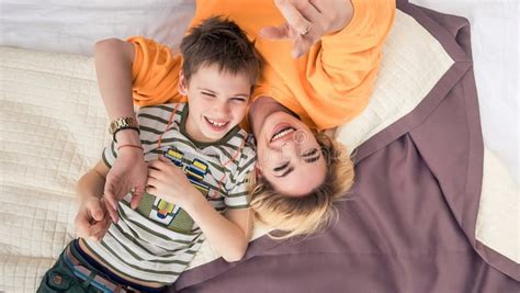 Madre Con Il Figlio Sul Divertiresi Del Letto Della Madre E Del Figlio