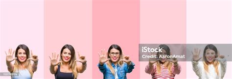 핑크 줄무늬를 통해 젊은 아름 다운 여자의 콜라주 표시 하 고 자신감과 행복 웃는 동안 일곱 손가락으로 가리키는 배경 7에 대한 스톡 사진 및 기타 이미지 Istock