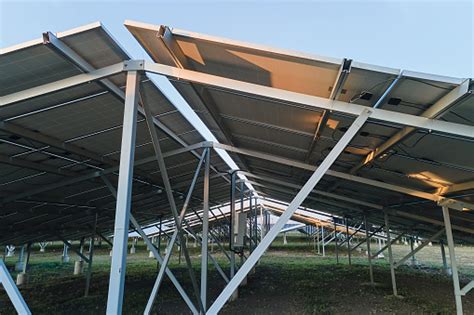 청정 생태 전기 에너지를 생산하기위한 태양 광 발전 패널의 행과 대형 지속 가능한 전기 발전소의 지상 기반 강철 프레임 건설 프레임에 대한 스톡 사진 및 기타 이미지