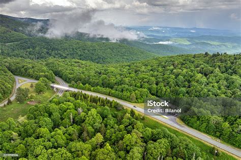 노스 캐롤라이나 애팔래치아 산맥의 블루 리지 파크웨이에서 자동차로 여행합니다 비컨 하이츠 주차장은 여름철에 내려다 보입니다 여름에는 아름다운 자연의 풍경 노스캐롤라이나 미국