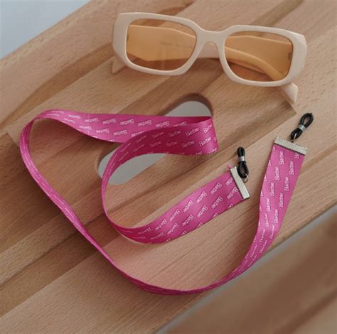 بند عینک کیارا طرح باربی طرح یک آما چاپ خدمات چاپ طرح دلخواه روی پوشاک و هدایای تبلیغاتی