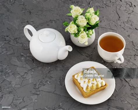 레몬 머 랭 파이 차 흰 장미와 주전자 회색 시멘트 테이블의 컵 가로 복사 공간 평면도 과일에 대한 스톡 사진 및 기타 이미지 Istock