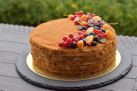 Торт медовик с ягодами 66 фото