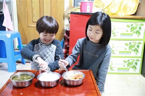 기아대책·서울대 공동 코로나19 아동실태조사 결과 10명 중 4명 평일에 부모 없이 집에 조선에듀