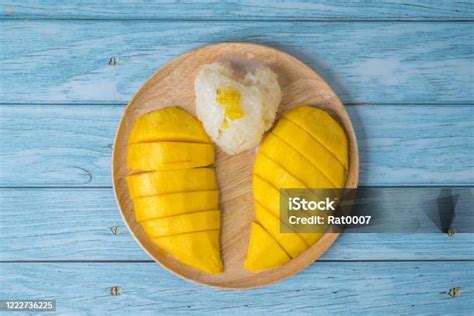 신선한 잘 익은 망고와 코코넛 밀크 정통 태국 디저트 태국의 인기있는 전통 디저트와 끈적 끈적한 쌀 0명에 대한 스톡 사진 및 기타 이미지 Istock