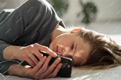 Грустная молодая женщина дома Бесплатно Фото