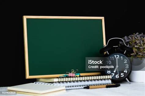 학교와 교육 컨셉으로 돌아가기 그린 칠판에 노트 종이 문구 또는 학교 용품 더미 개념에 대한 스톡 사진 및 기타 이미지 개념 개념과 주제 개인 장식품 Istock