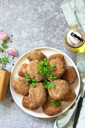 접시에 수제 육즙 맛있는 고기 커틀릿 회색 돌 테이블에 다진 고기에서 미트볼 상단보기 평면 누워 배경입니다 공간을 복사합니다 칠면조 흰 살코기에 대한 스톡 사진 및 기타