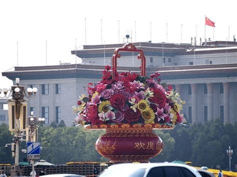 “祝福祖国”大花篮正式亮相天安门广场 搜狐大视野 搜狐新闻