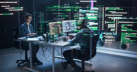 컴퓨터에서 작업하는 두 명의 다양한 개발자를 초상화하고 주변의 큰 화면에 나타나는 코드 줄을 입력합니다 혁신적인 소프트웨어를 만들고 버그를 수정하는 남녀 프로그래머 2명에