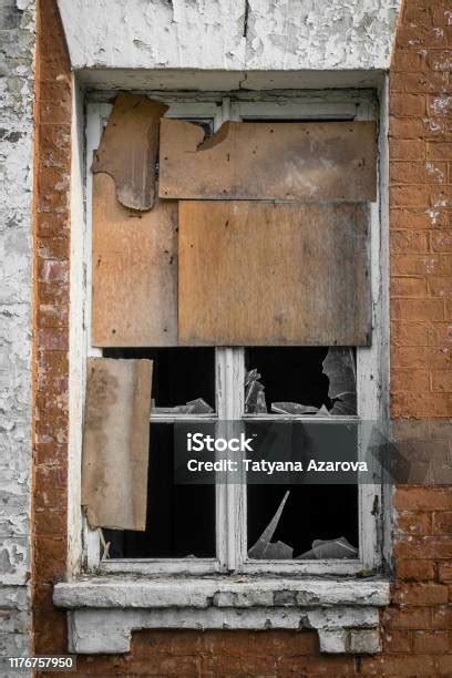 파괴 된 건물의 깨진 유리와 창 골동품 외관 버려진 건축 파멸 피해 오래된 고대 집의 깨진 창 나무 보드입니다 0명에 대한 스톡 사진 및 기타 이미지 Istock
