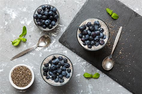 건강한 아침 식사 또는 아침 치아 씨앗 바닐라 푸딩과 블루 베리 베리 테이블 배경에 채식 음식 식이 요법 및 건강 개념 코코넛 밀크와 블루 베리를 곁들인 치아 푸딩 0명에