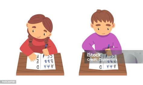 책상에 앉아서 알파벳 벡터 세트를 공부하는 노트북에 편지를 쓰는 아이들 개념에 대한 스톡 벡터 아트 및 기타 이미지 개념