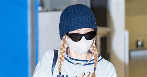 [사진]블랙핑크 로제 얼굴 완전히 가리고 손인사